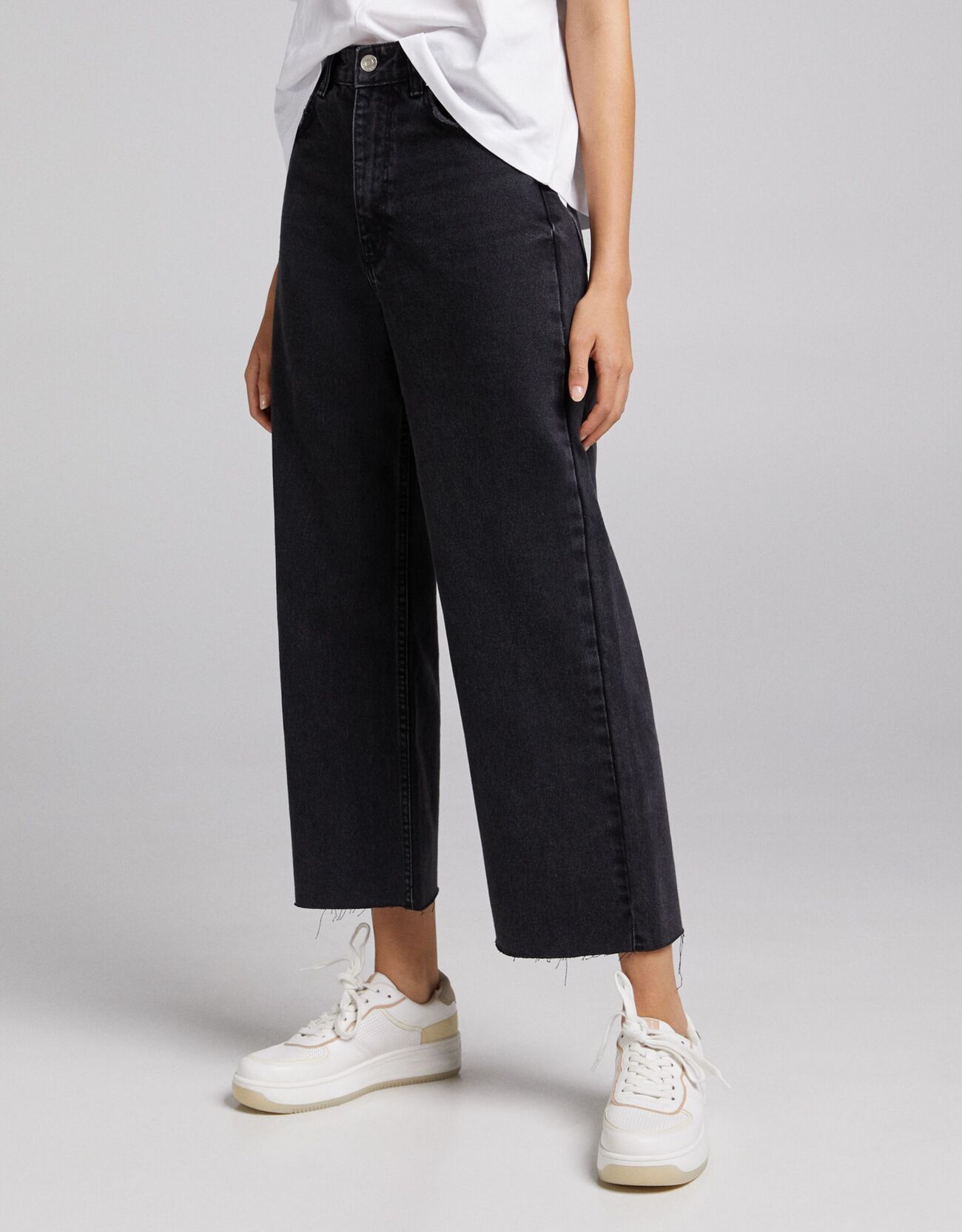Wide Leg Jeans in Cropped-Länge - Damen | Bershka