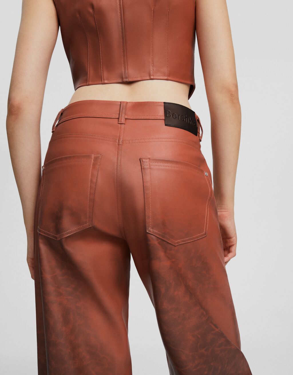 Straight-leg leather effect heat-sensitive trousers - BSK Teen | Bershka