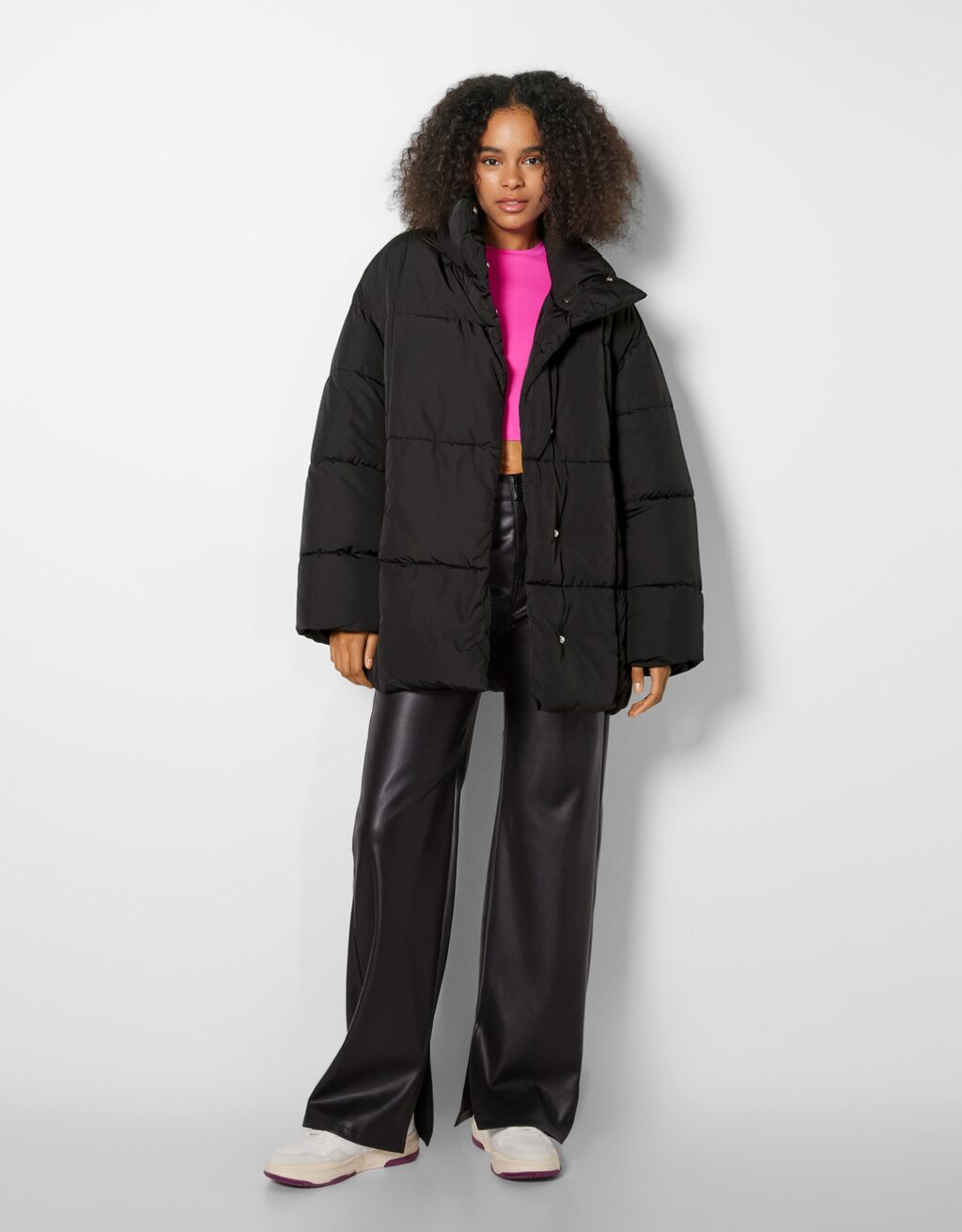 מעיל ניילון מרופד עם חגורה - נשים | Bershka