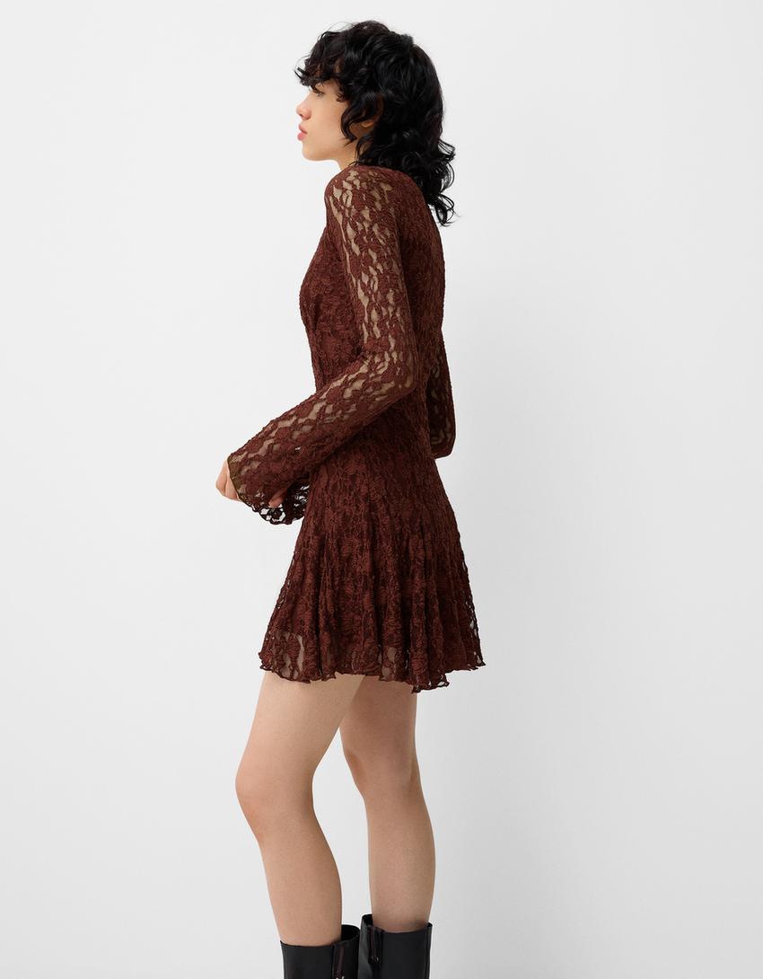 Minikleid mit langen Ärmeln und Spitzenkante - Damen | Bershka
