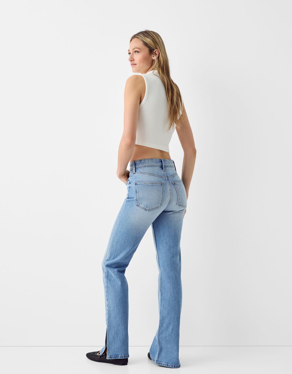 Komfortjeans med utsving og splittkant - BSK tenåring | Bershka