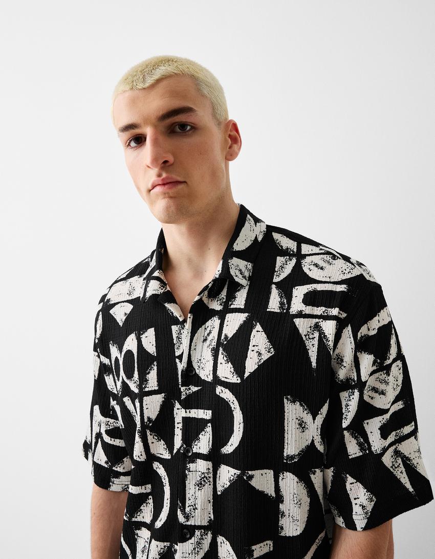 Kemeja lengan pendek bertekstur dan bergambar - Pria | Bershka