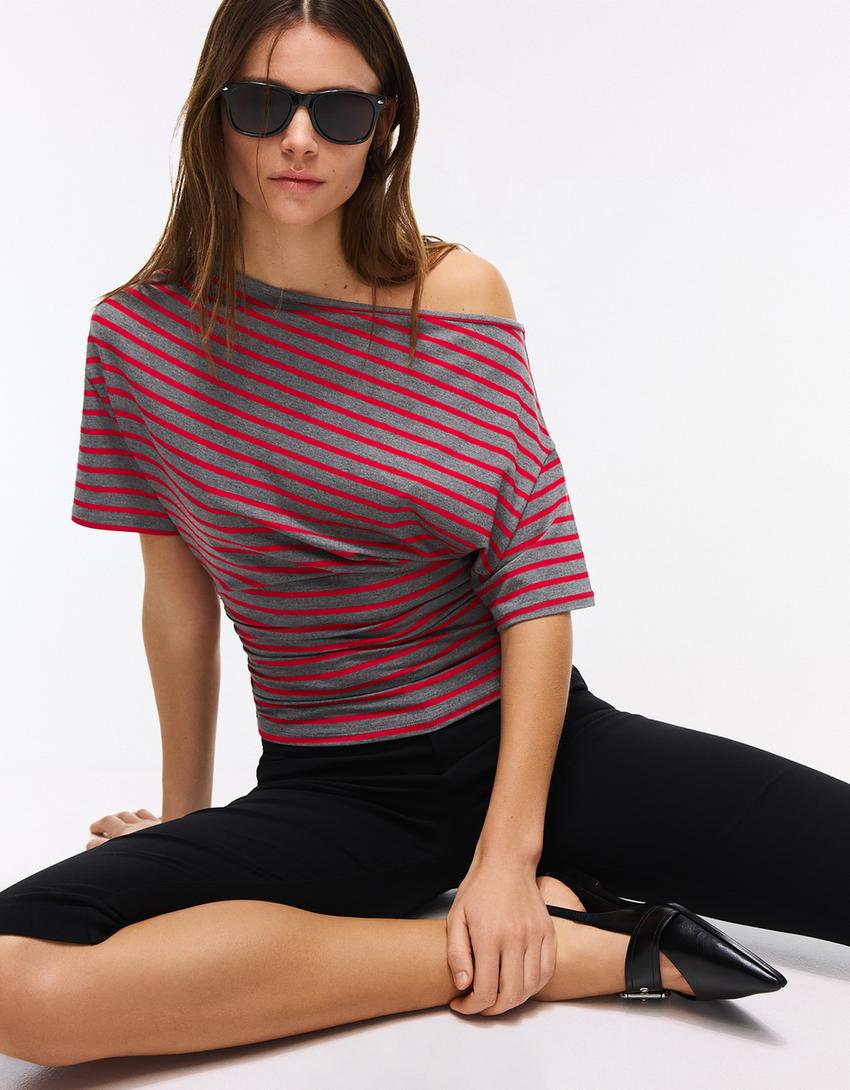 Short sleeve asymmetric print T-shirt - Women | Bershka