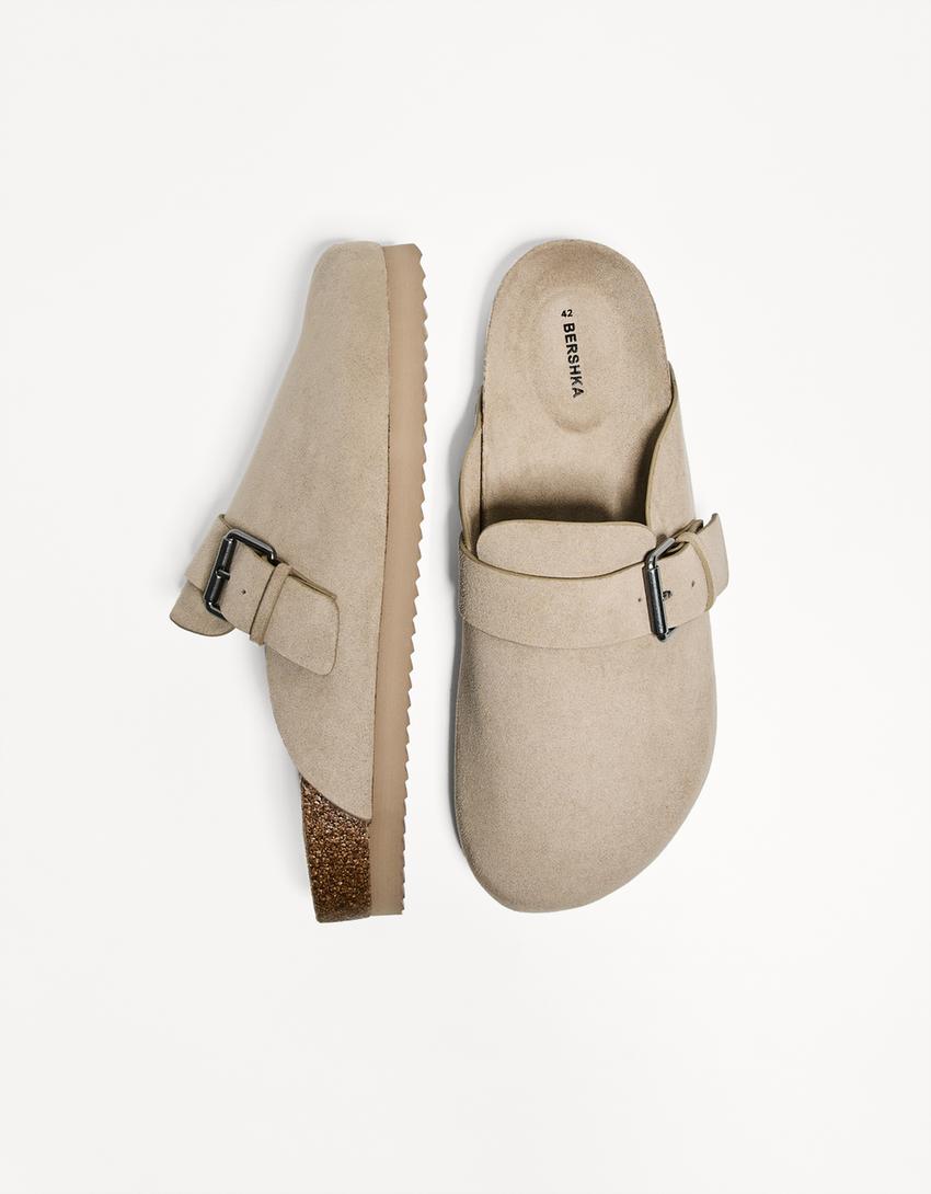 Clogs with buckle detail - Pria | Bershka