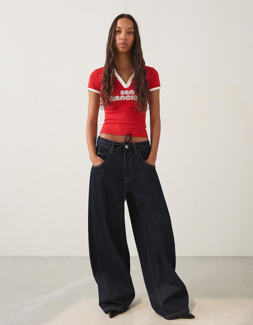 Camiseta manga corta cuello polo print - Mujer | Bershka