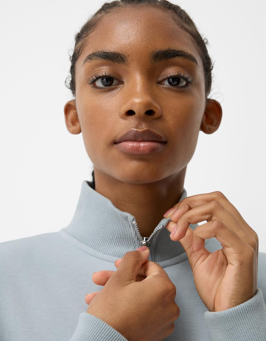 Embroidered zip-up sweatshirt - Women | Bershka