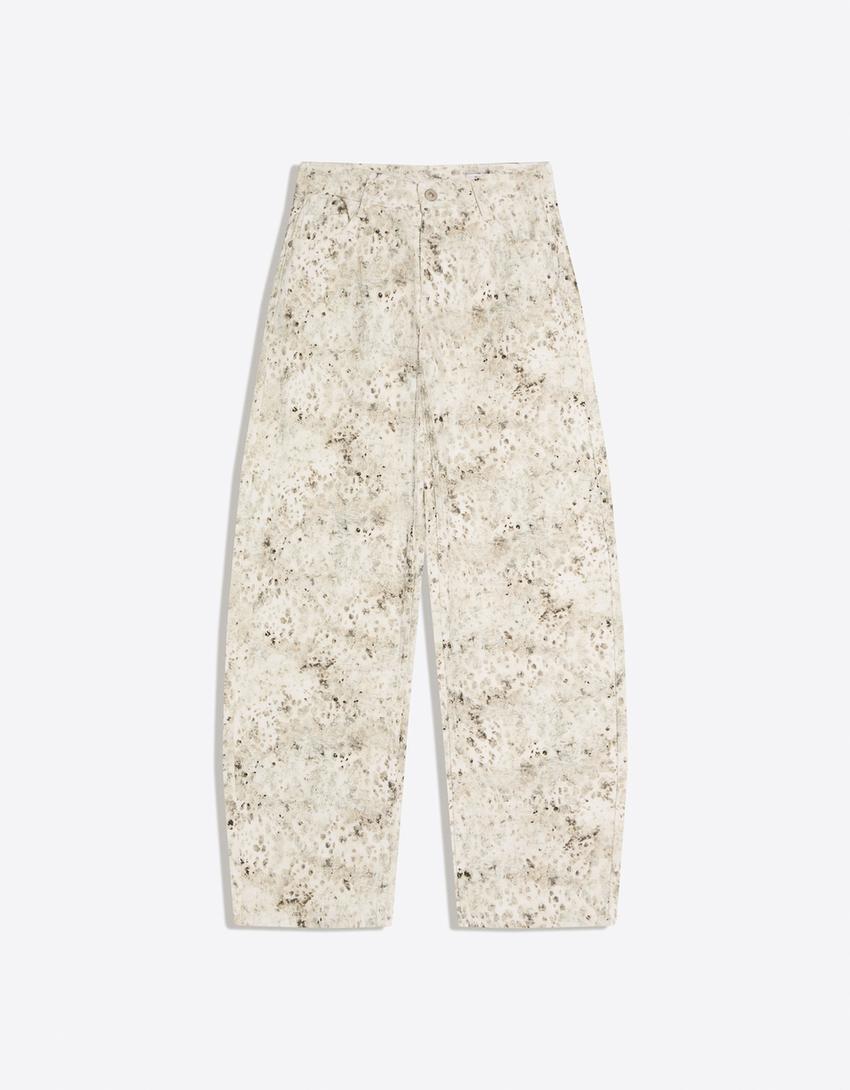 Low-rise baggy textured print jeans - Women | Bershka