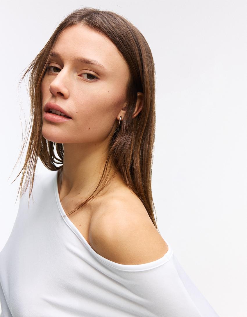 Short sleeve asymmetric print T-shirt - Women | Bershka