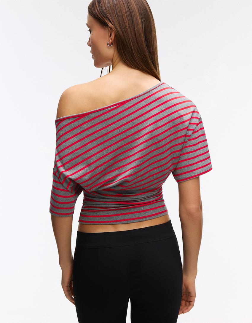 Short sleeve asymmetric print T-shirt - Women | Bershka