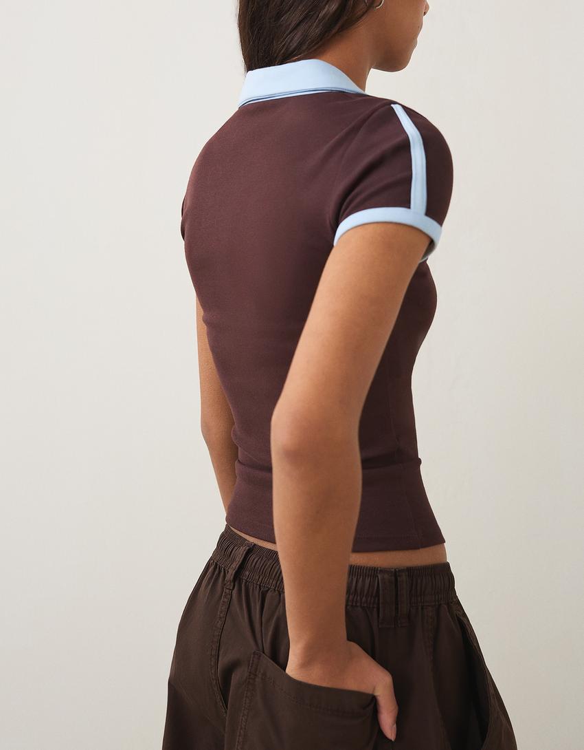Camiseta manga corta cuello polo print - Mujer | Bershka