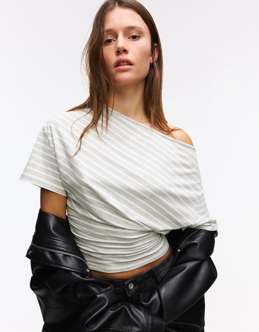 Asymmetric print short sleeve T-shirt - Women | Bershka