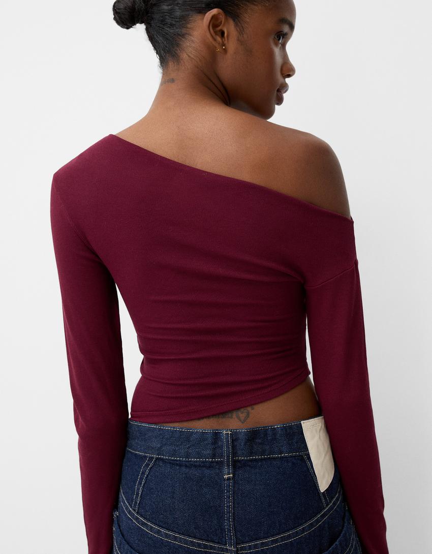 Long sleeve asymmetric T-shirt - Women | Bershka